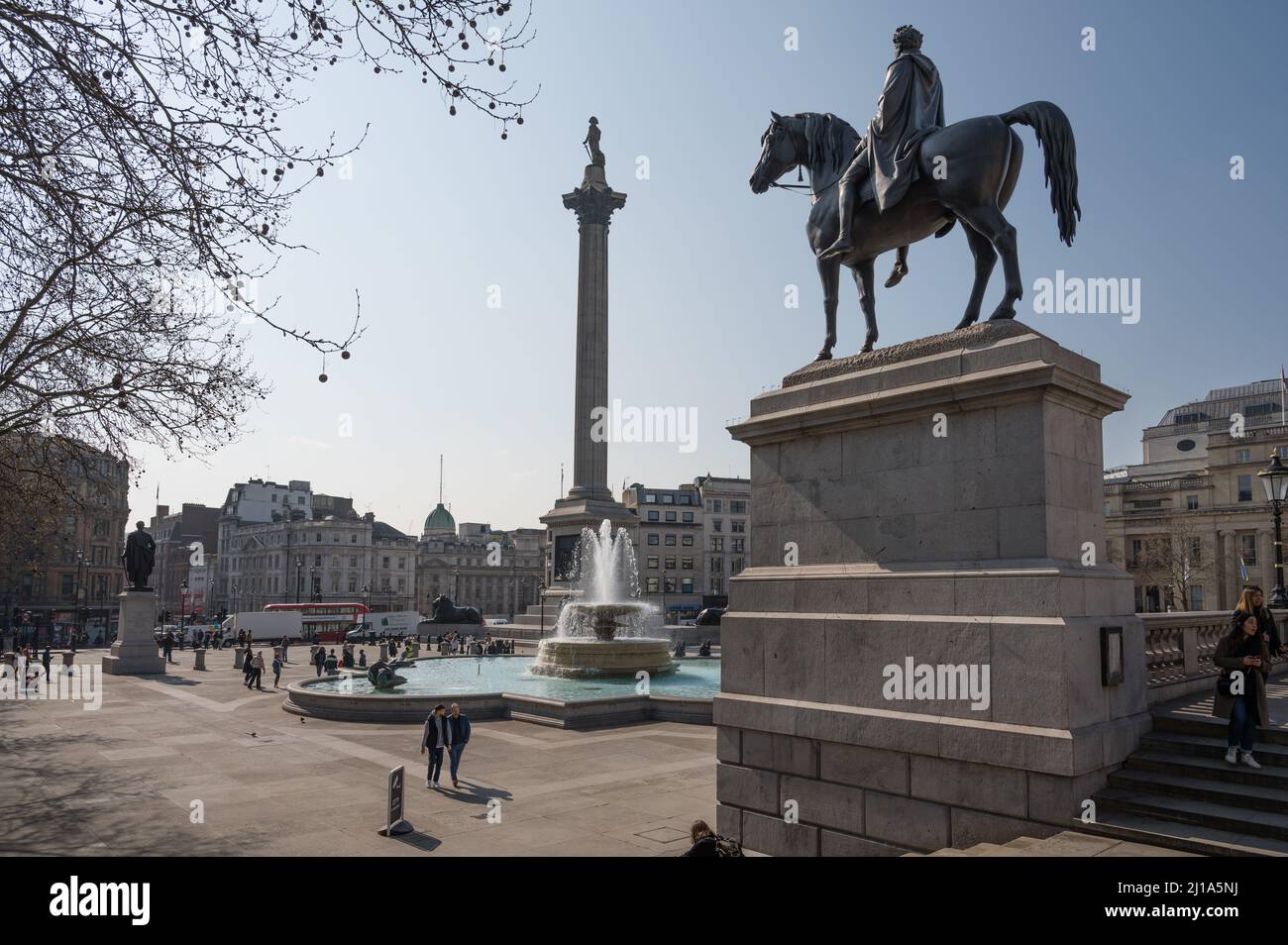 People out and about enjoying a sunny spring day in Trafalgar Square, London, England, UK Stock ...