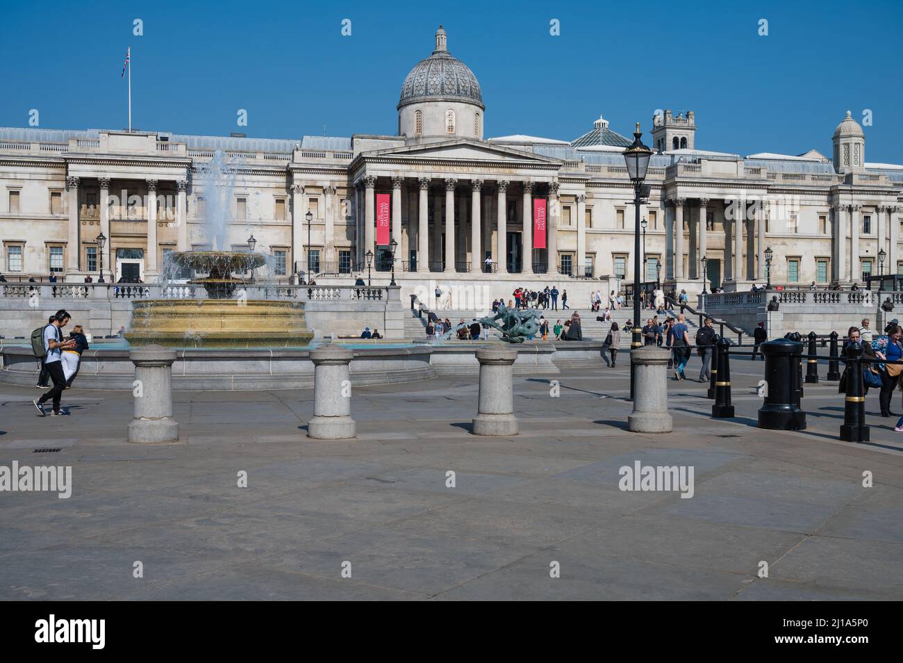 People out and about enjoying a sunny spring day in Trafalgar Square, London, England, UK Stock ...