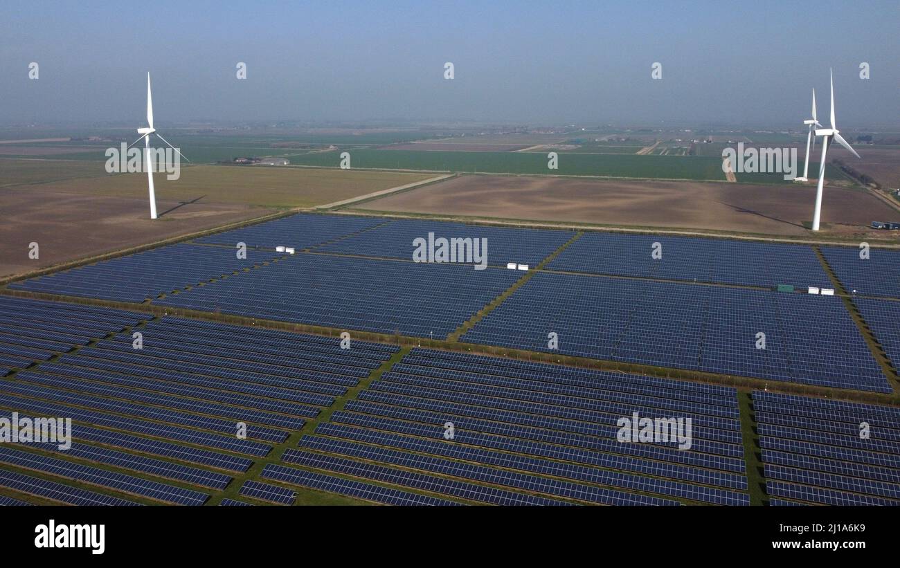 Turves, UK. 23rd Mar, 2022. The sun shines down on the solar panels on ...