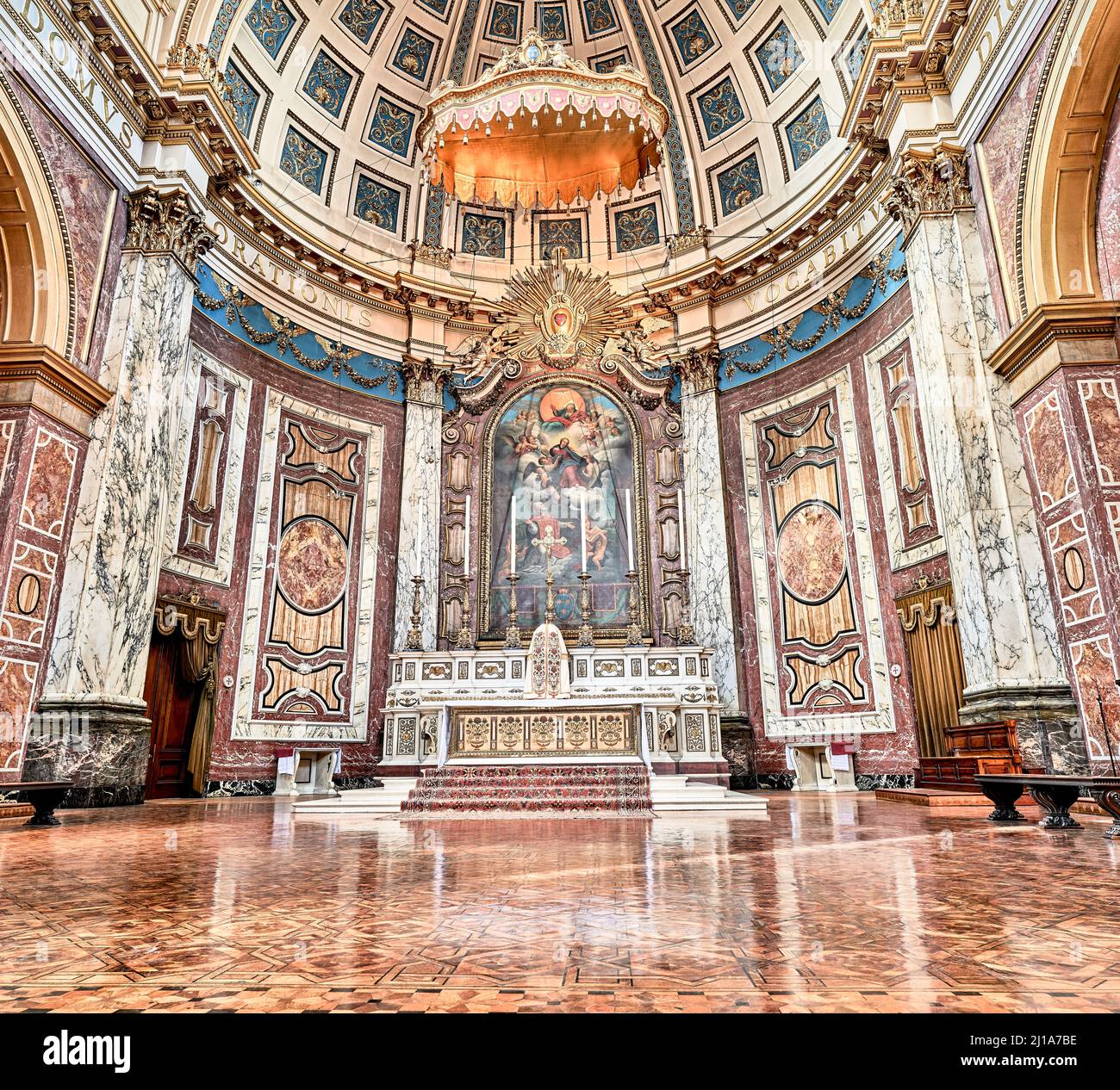 The high altar at the Catholic church (Brompton Oratory), Kensington ...