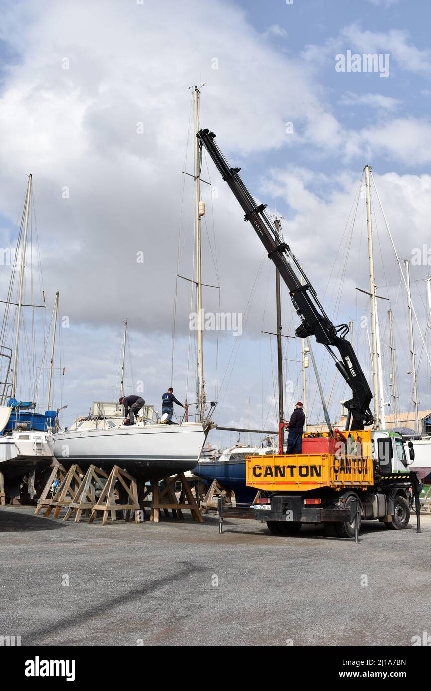 Boatyard crane hi-res stock photography and images - Alamy