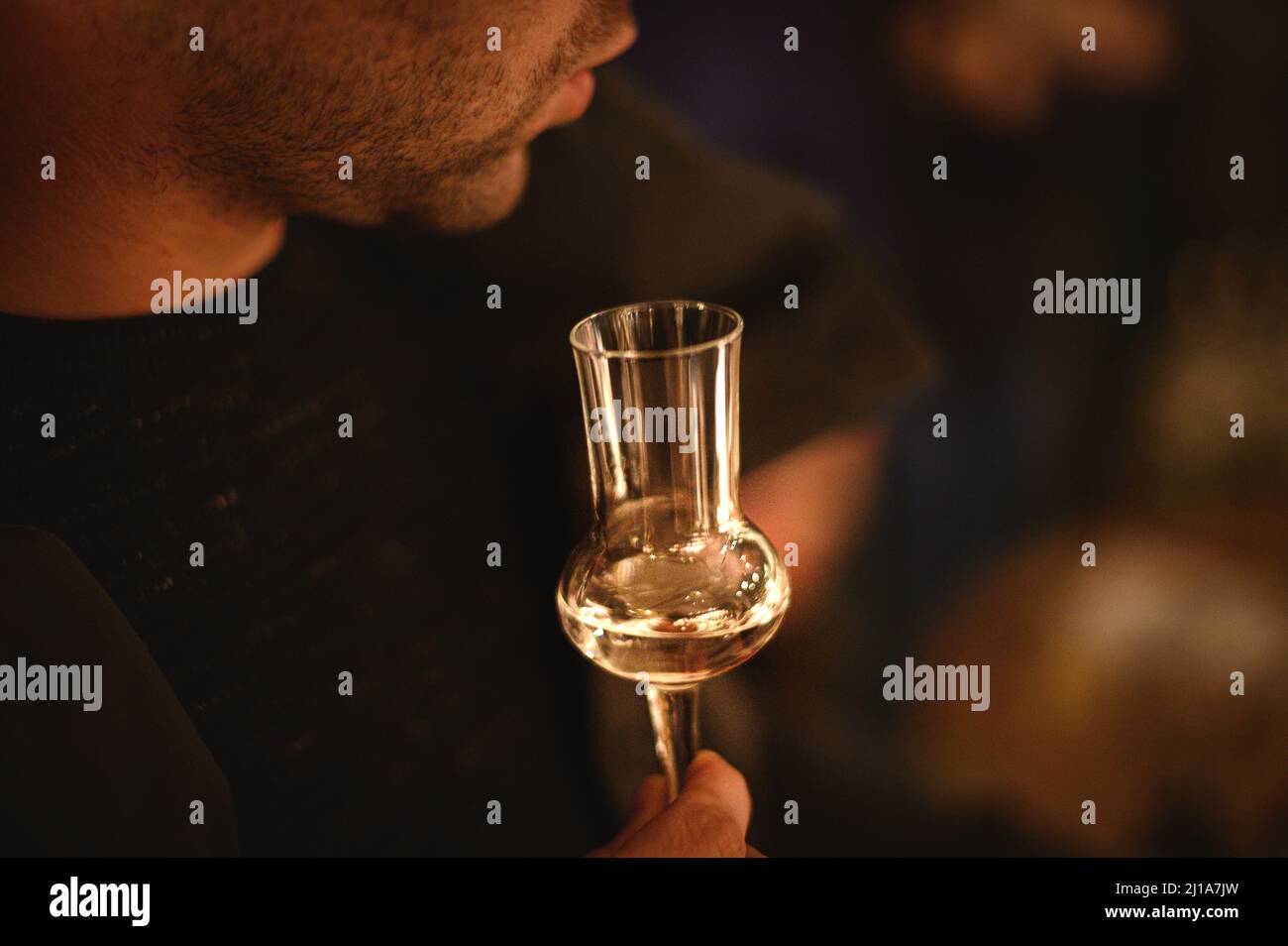 Hand holding glass wine hi-res stock photography and images - Alamy