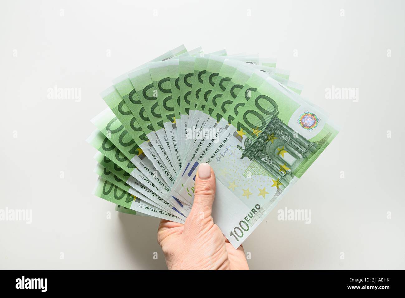 Hands holding 100 euro banknotes hi-res stock photography and images ...