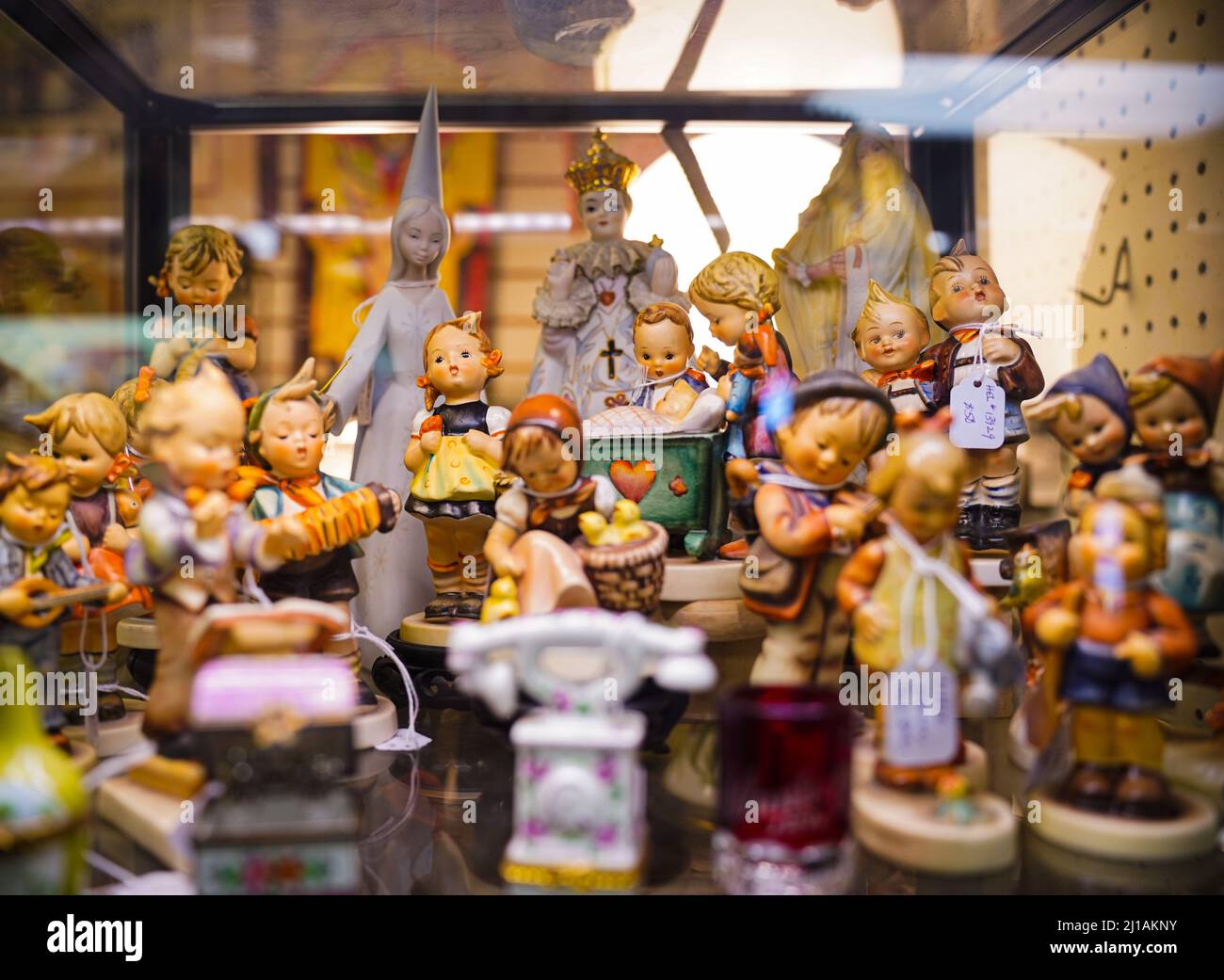 Vintage dolls hi-res stock photography and images - Alamy