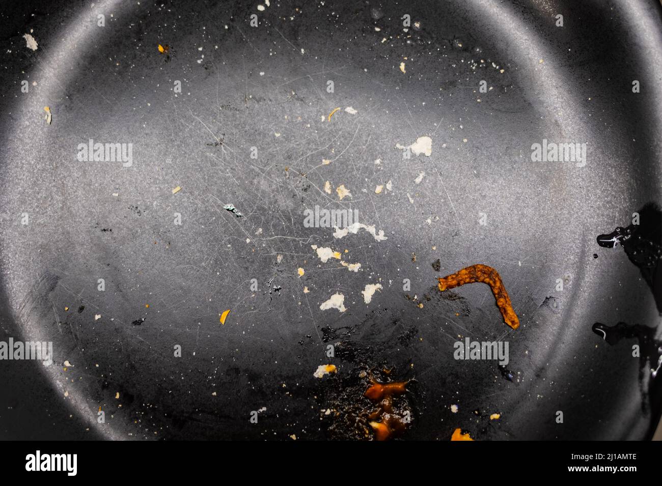 Black plate dirty with many crumbs Stock Photo - Alamy