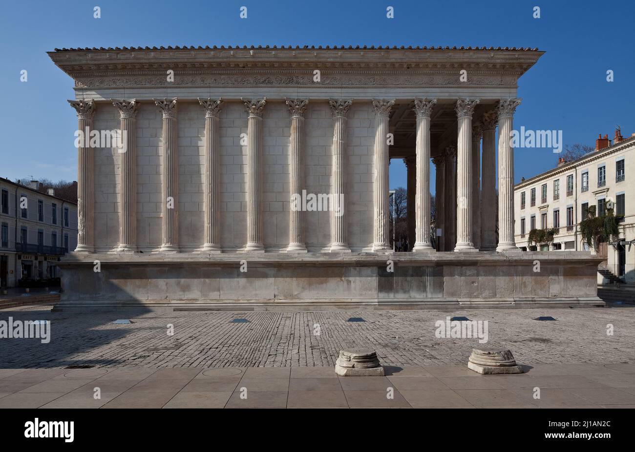 Frankr Nîmes Maison Carrée 59974 römischer Podiumstempel Ostansicht ...