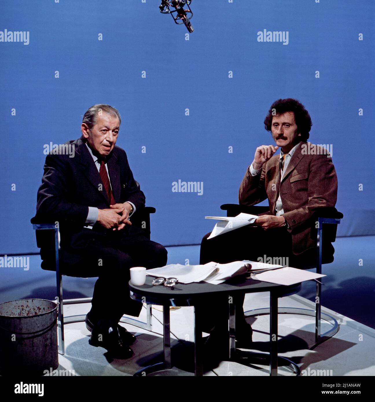 Friedrich Torberg (links), Schriftsteller, Journalist und Publizist mit ...