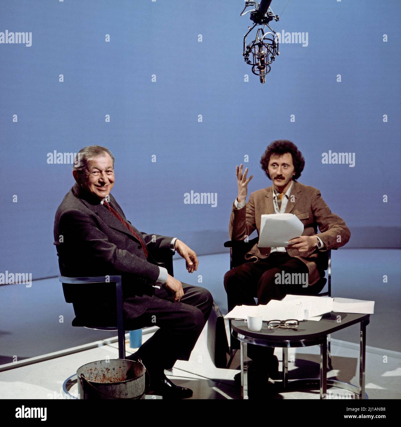 Friedrich Torberg (links), Schriftsteller, Journalist und Publizist mit ...