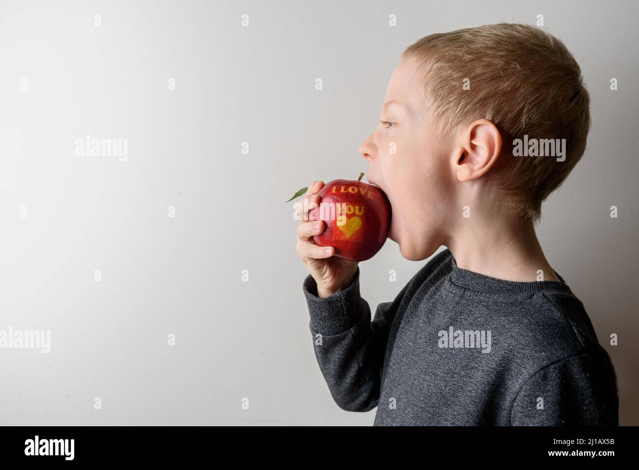 Child eating an apple hi-res stock photography and images - Alamy
