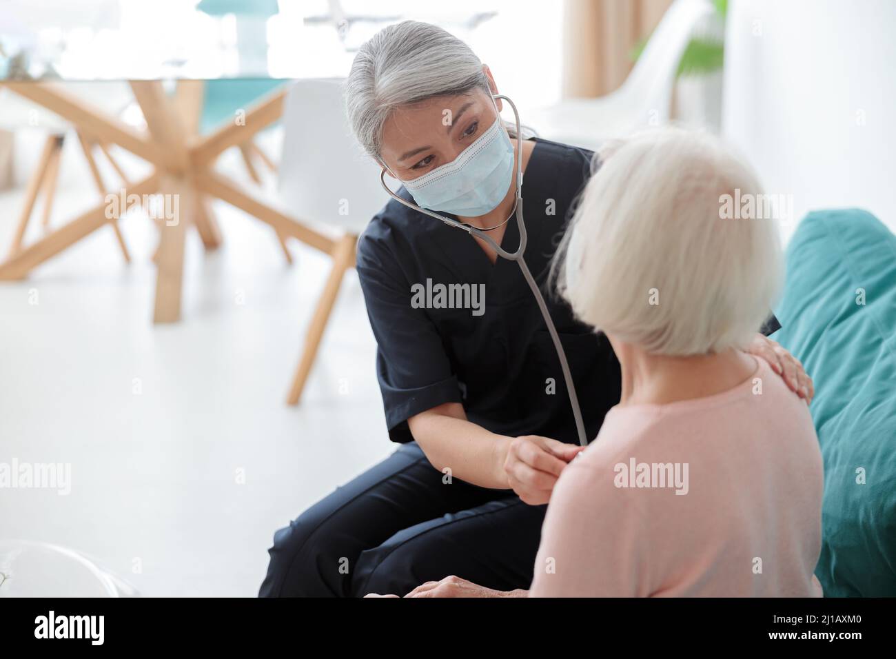 Doctor visiting patient at home hi-res stock photography and images - Alamy