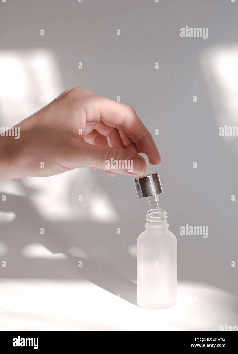 Hand holding pipette hi-res stock photography and images - Alamy