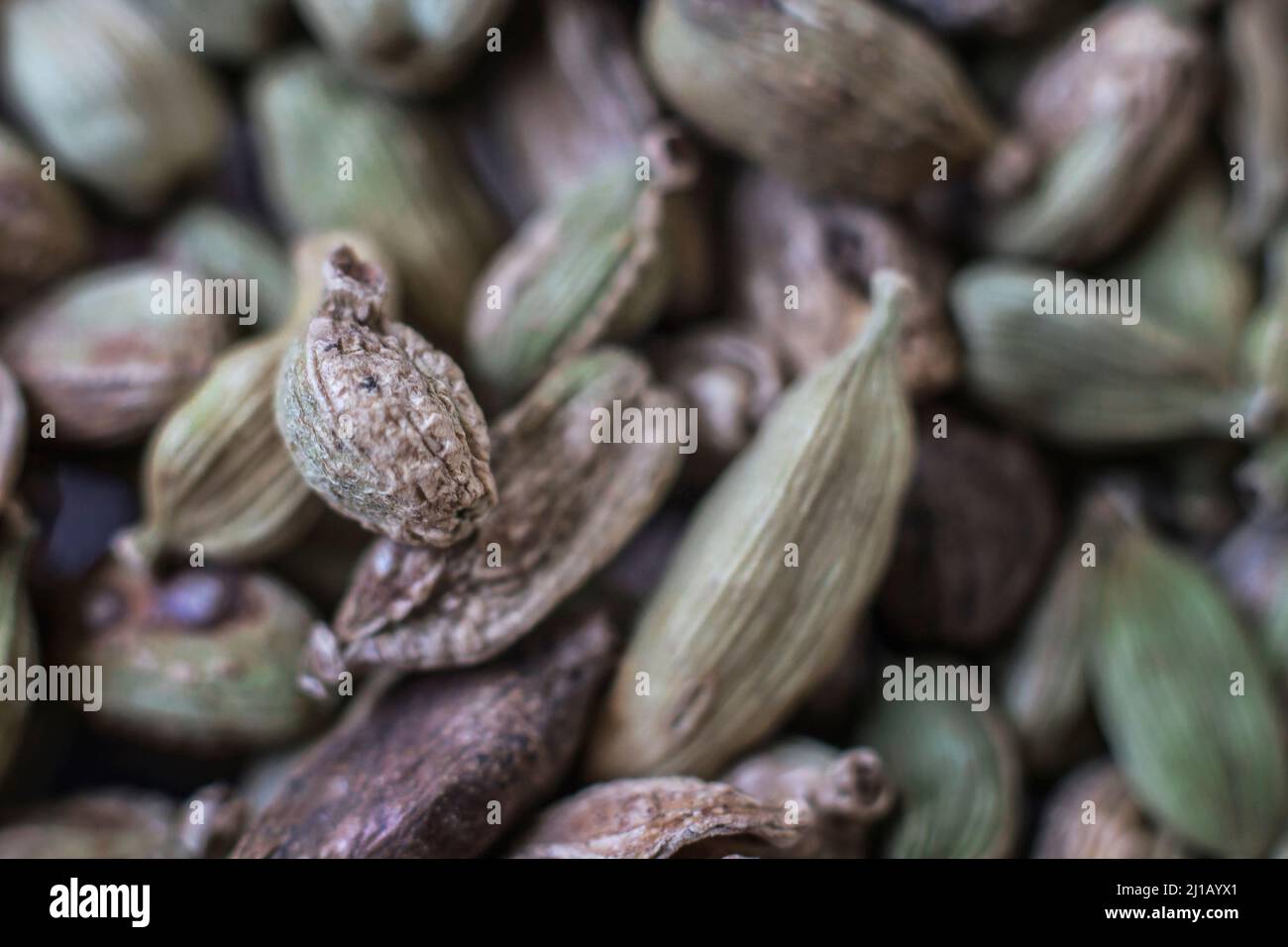 Background of grains of fresh green cardamom Stock Photo - Alamy