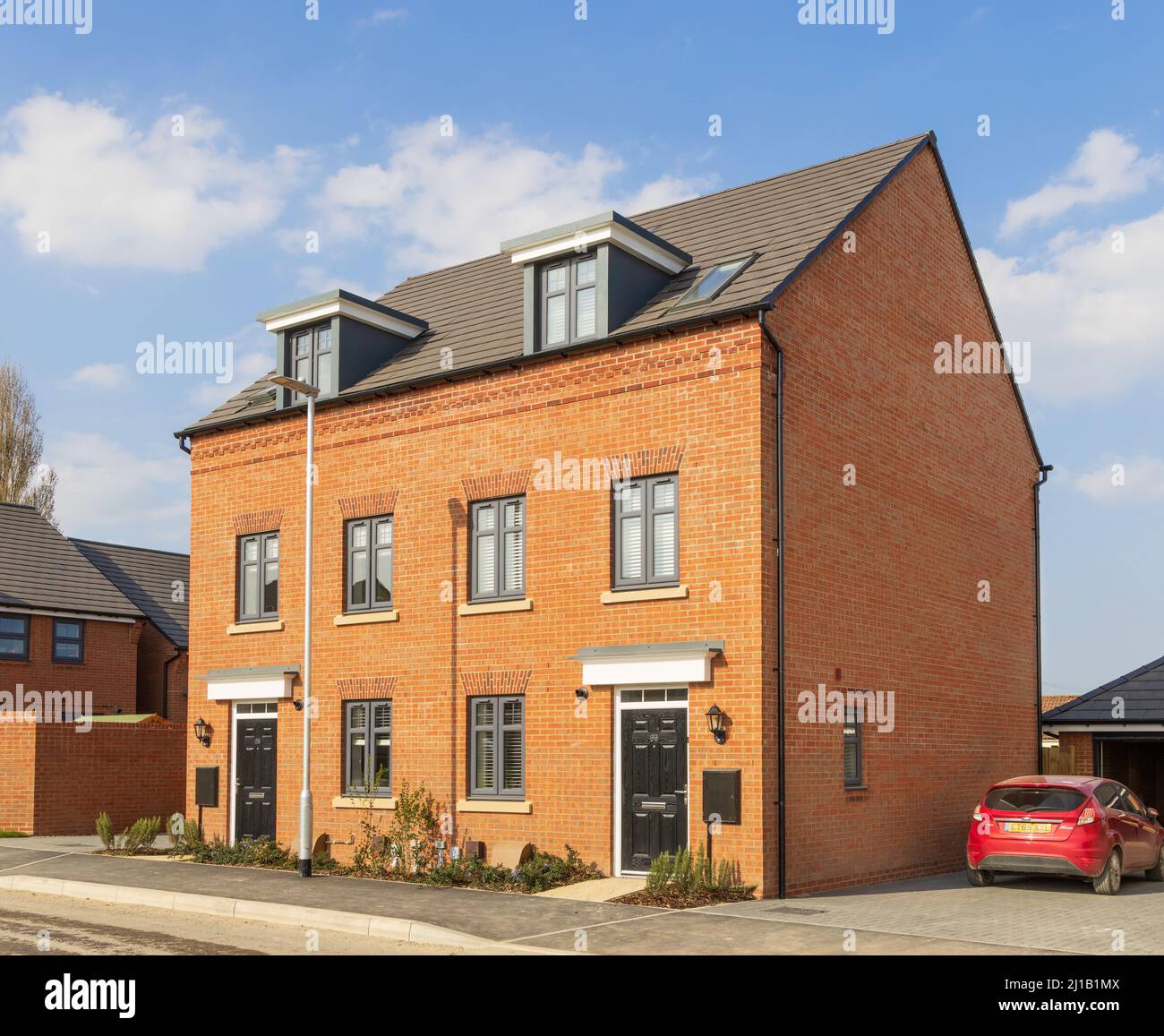 Semi detached new build homes at the David Wilson Homes, Sawbridge Park ...