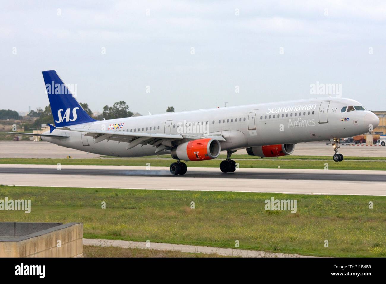 Scandinavian Airlines - SAS Airbus A321-232 (REG: OY-KBF) touching down ...