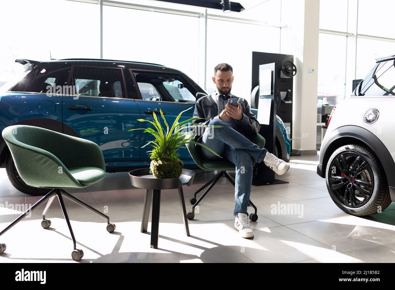 Customer waiting for car at dealer hi-res stock photography and images ...