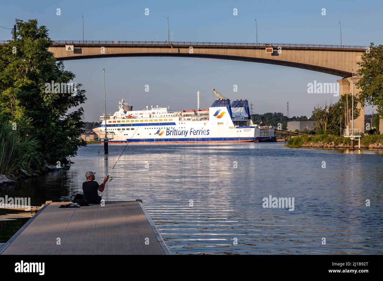Ocean and city ferries hi-res stock photography and images - Alamy