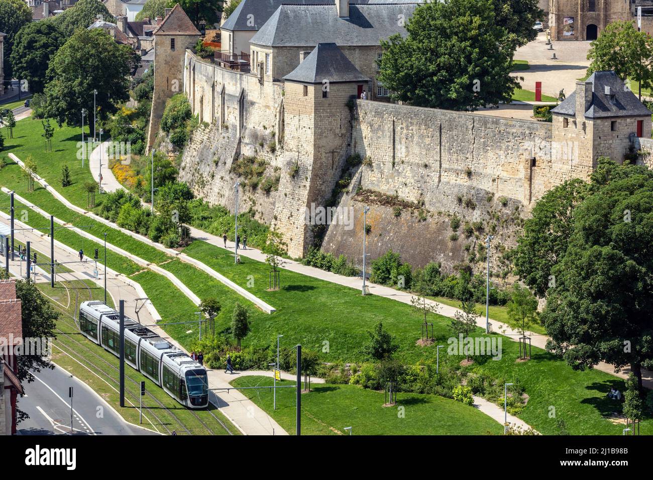 Castles ramparts hi-res stock photography and images - Alamy