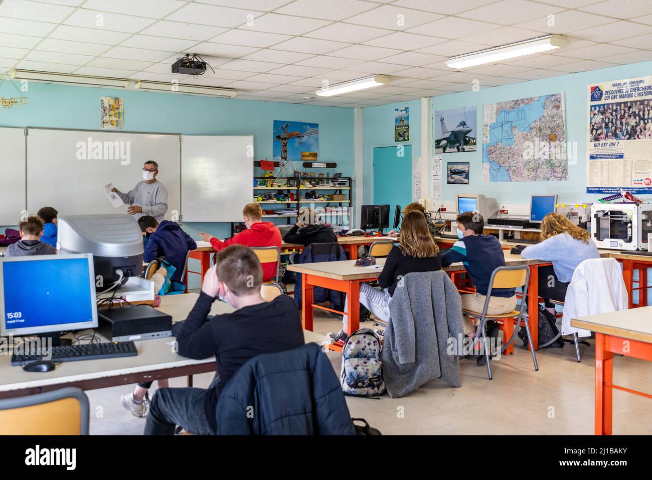Secondary school class hi-res stock photography and images - Alamy