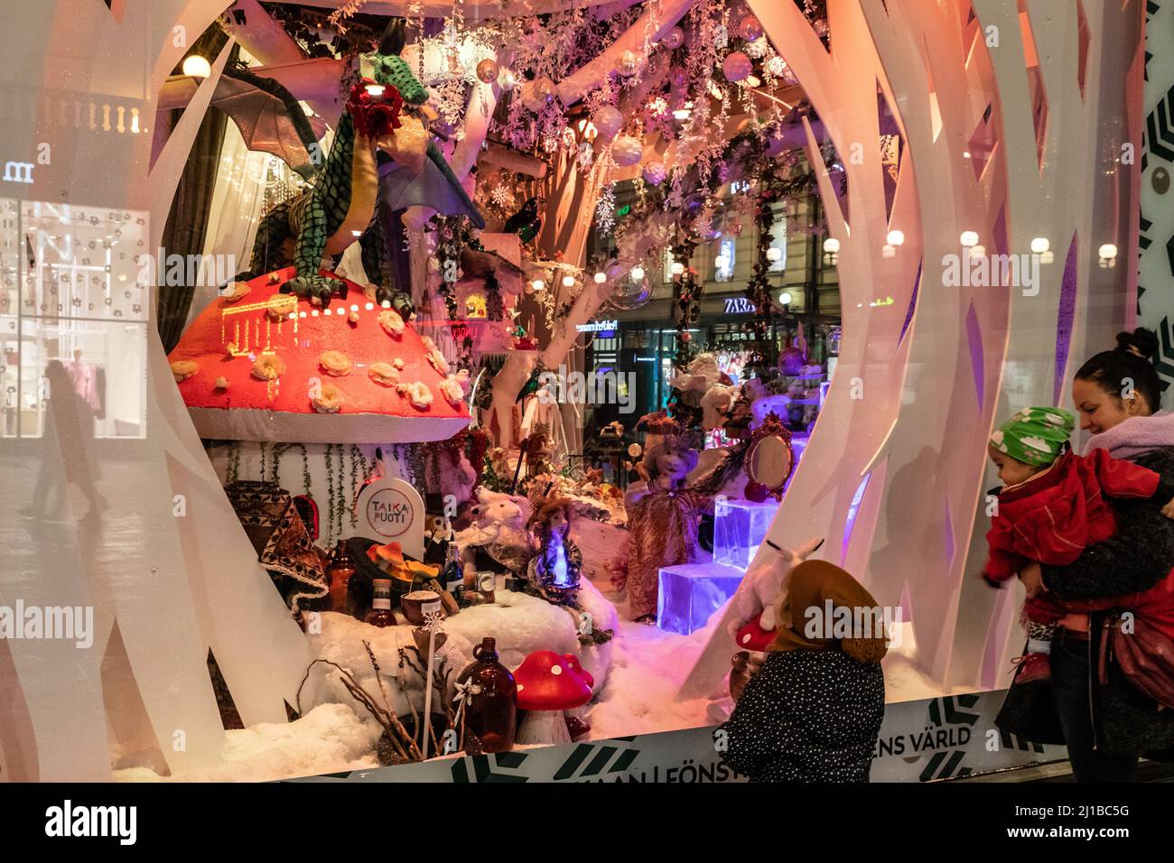CHILDREN IN FRONT OF THE CHRISTMAS WINDOW DISPLAYS OF THE STOCKMANN ...