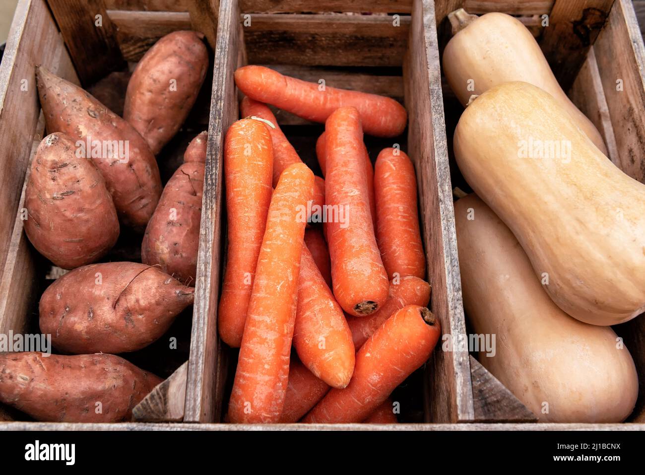 Crate with sweet potatoes, carrots and butternut squash Stock Photo - Alamy