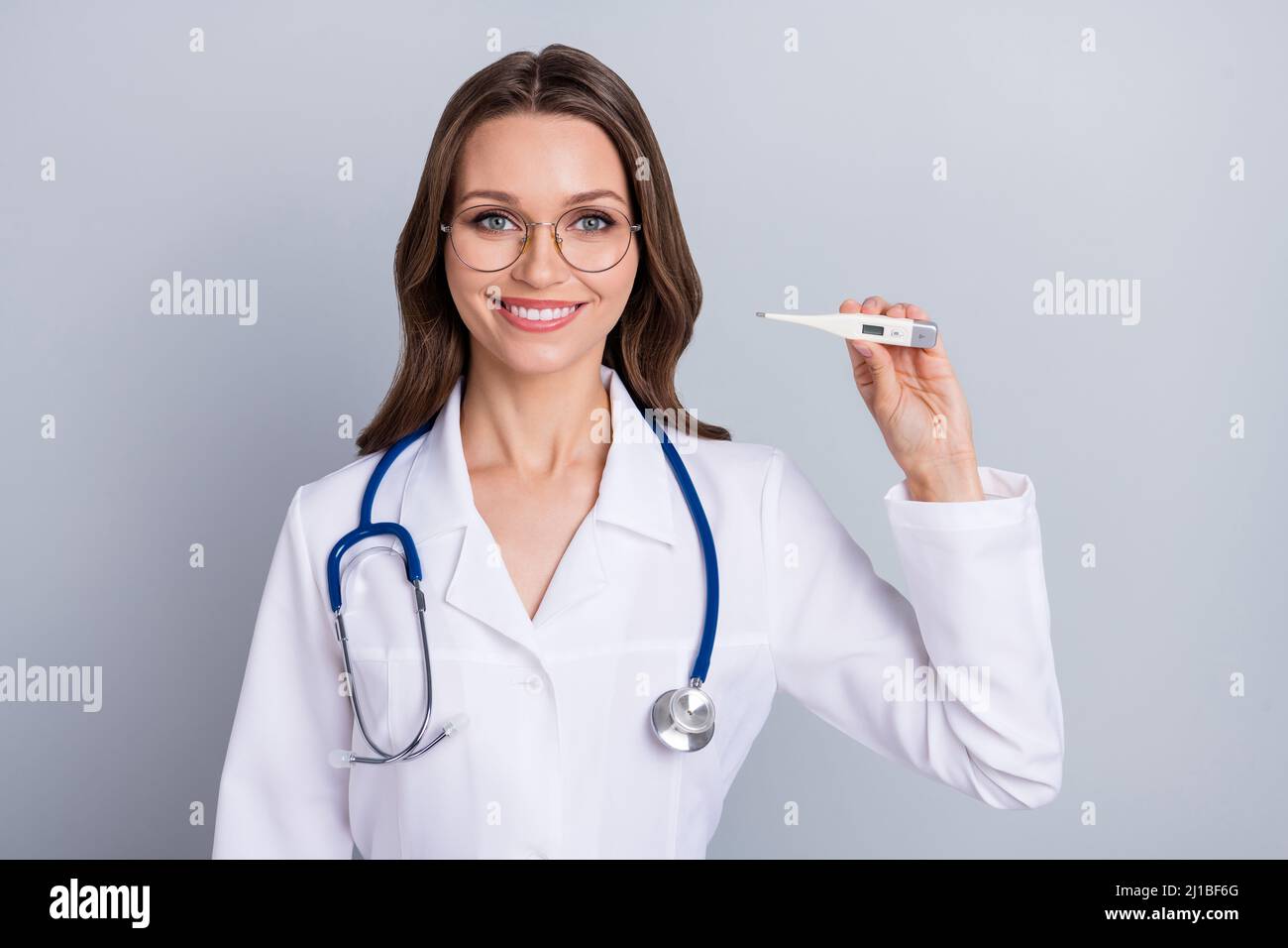Photo of experienced lady therapist hold thermometer control patient ...