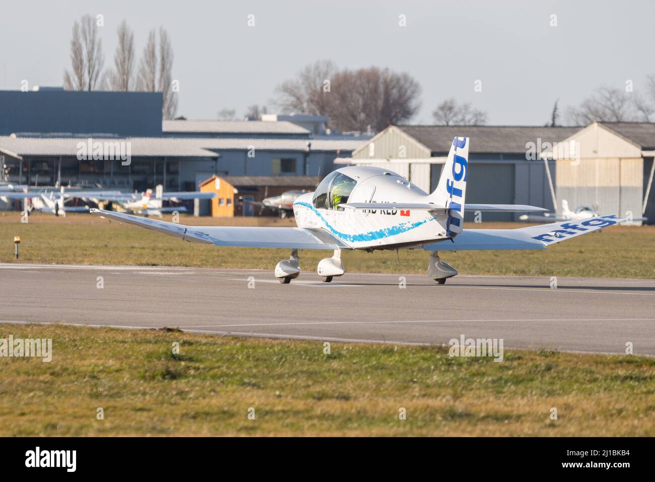 Robin dr400 hi-res stock photography and images - Alamy