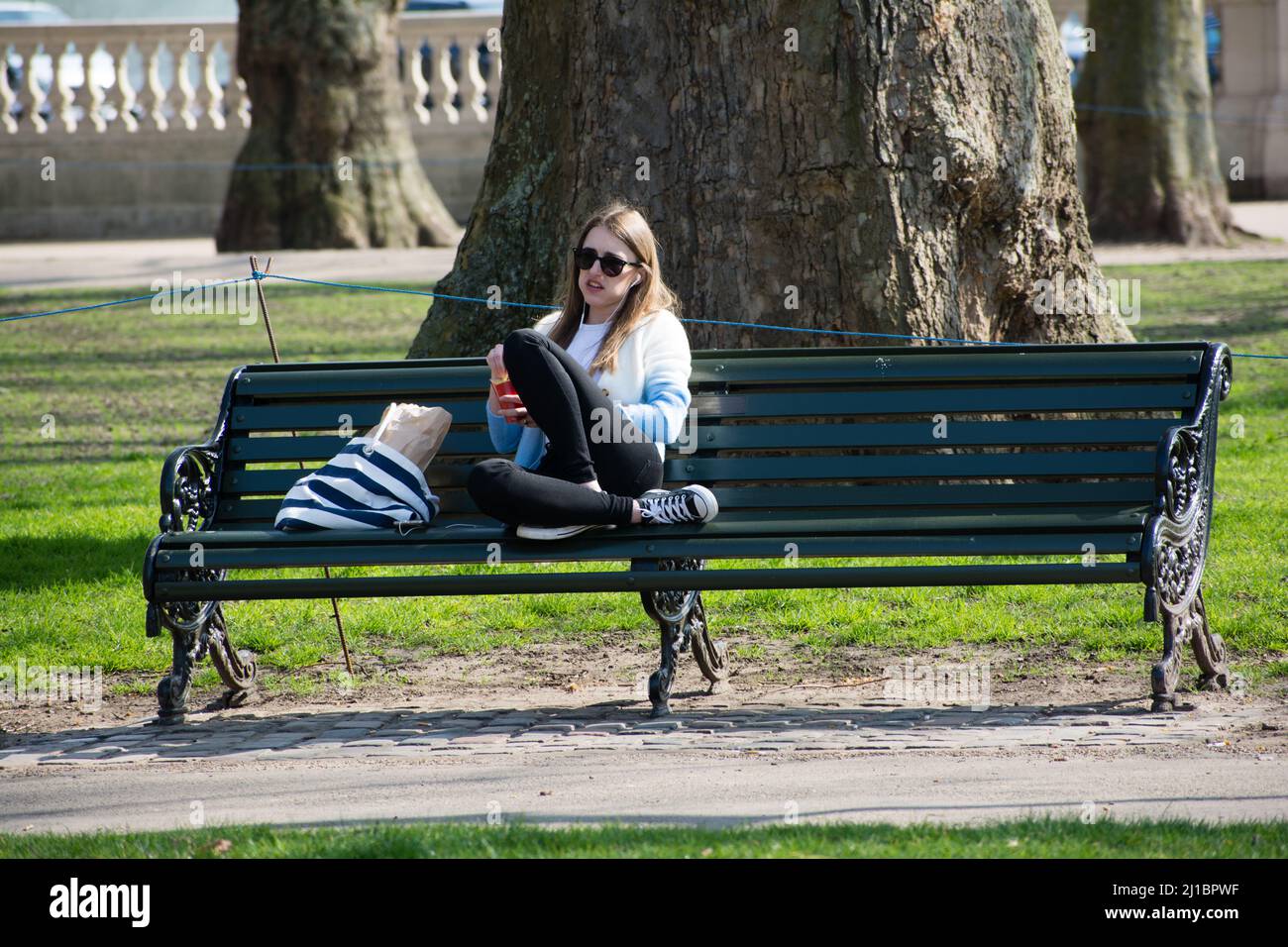 People eating launch and enjoy the sunshine at Green park, London, UK ...