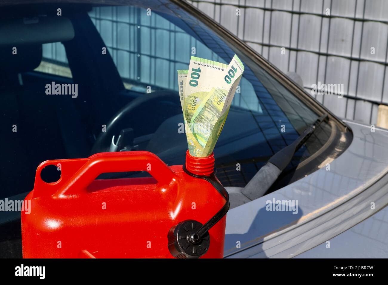 Money for fuel in a canister on a car Stock Photo - Alamy