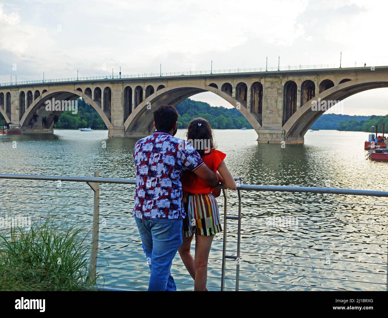 Couple looking over a bridge hi-res stock photography and images - Alamy