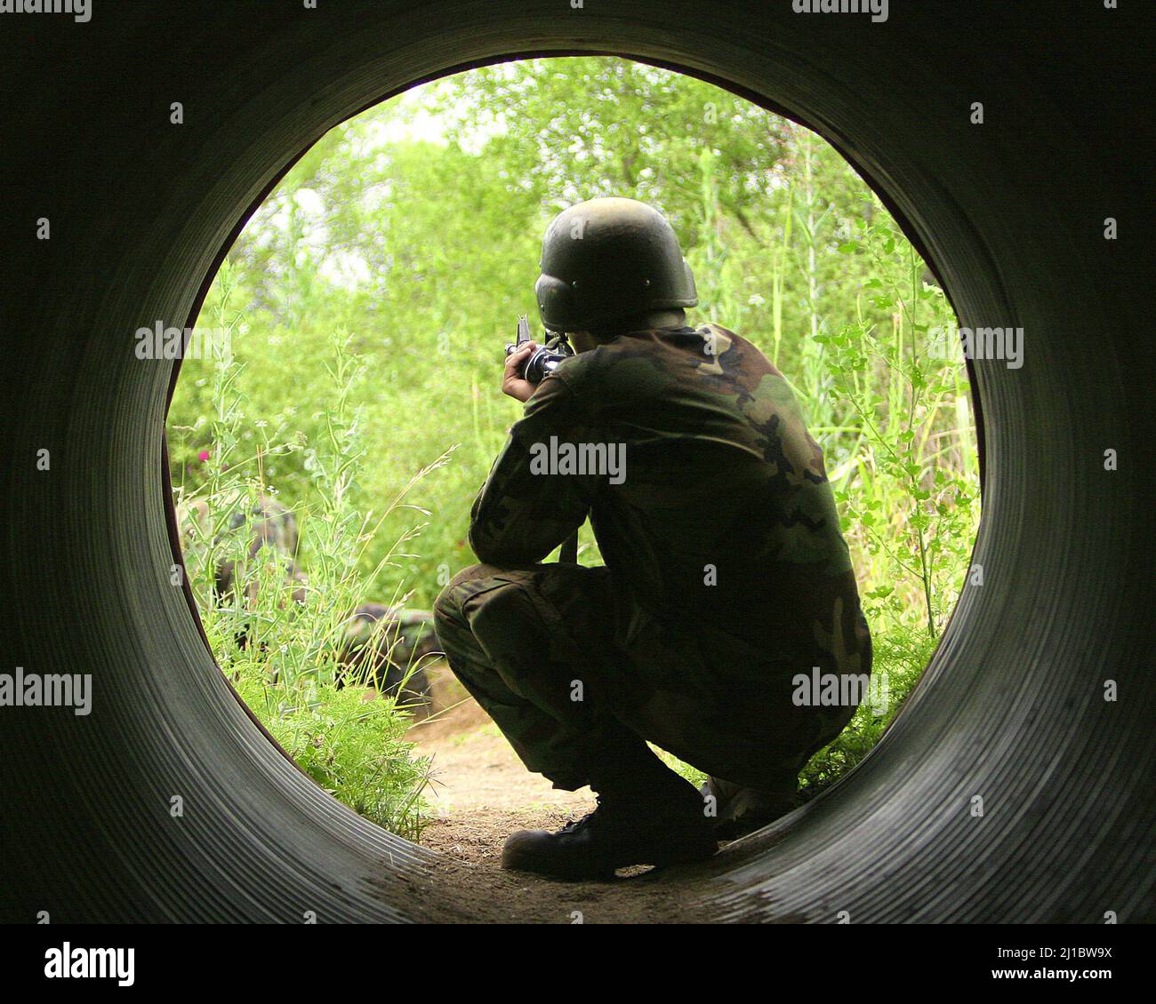 Male military soldier squatting hi-res stock photography and images - Alamy