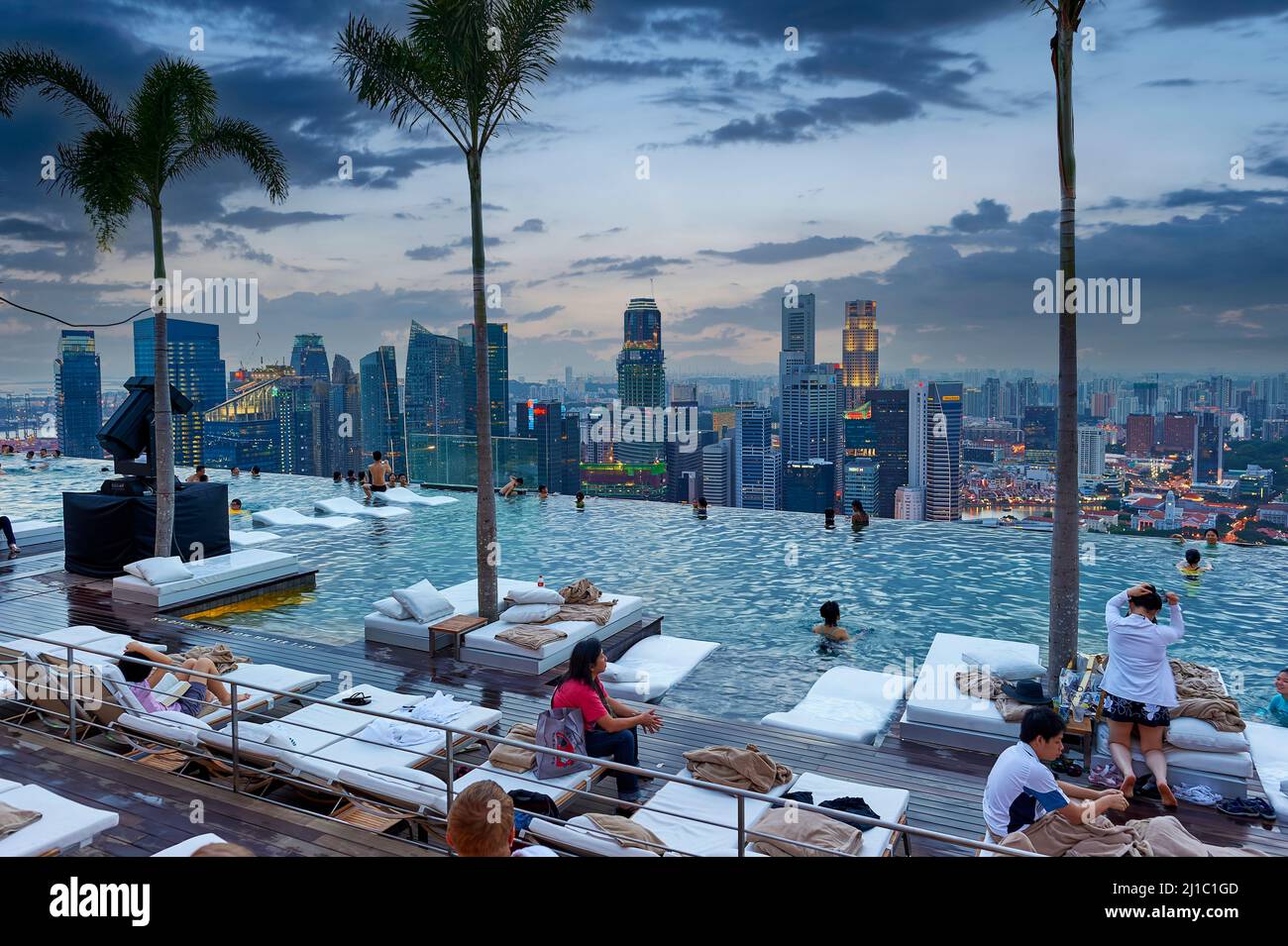 Singapore. The Infinity Pool at Marina Bay Sands Hotel Stock Photo - Alamy