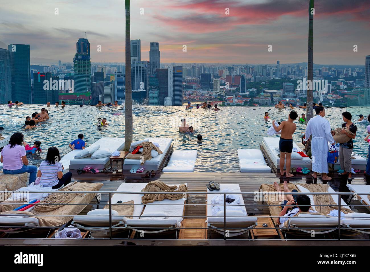 Singapore. The Infinity Pool at Marina Bay Sands Hotel Stock Photo - Alamy
