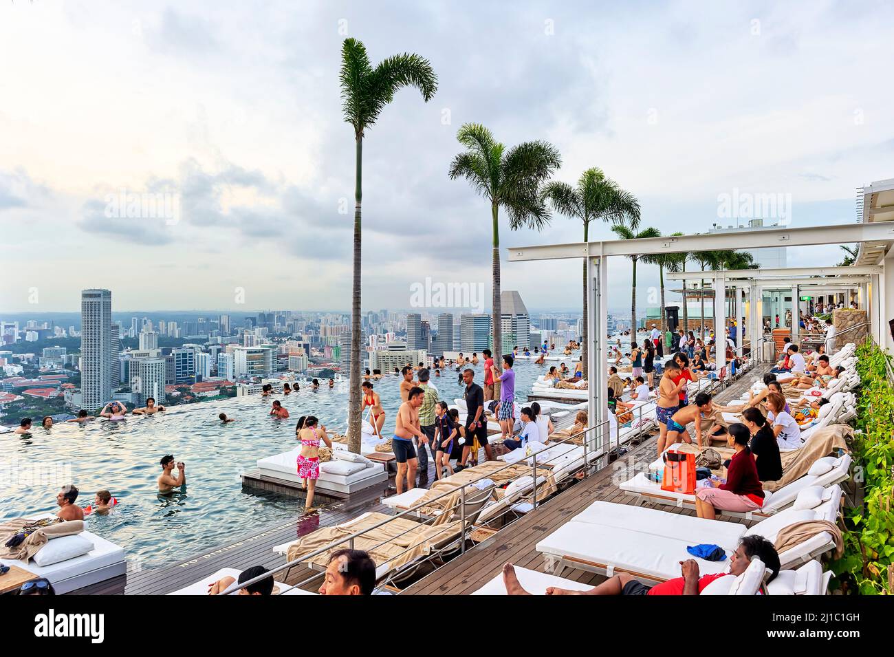 Singapore. The Infinity Pool at Marina Bay Sands Hotel Stock Photo - Alamy