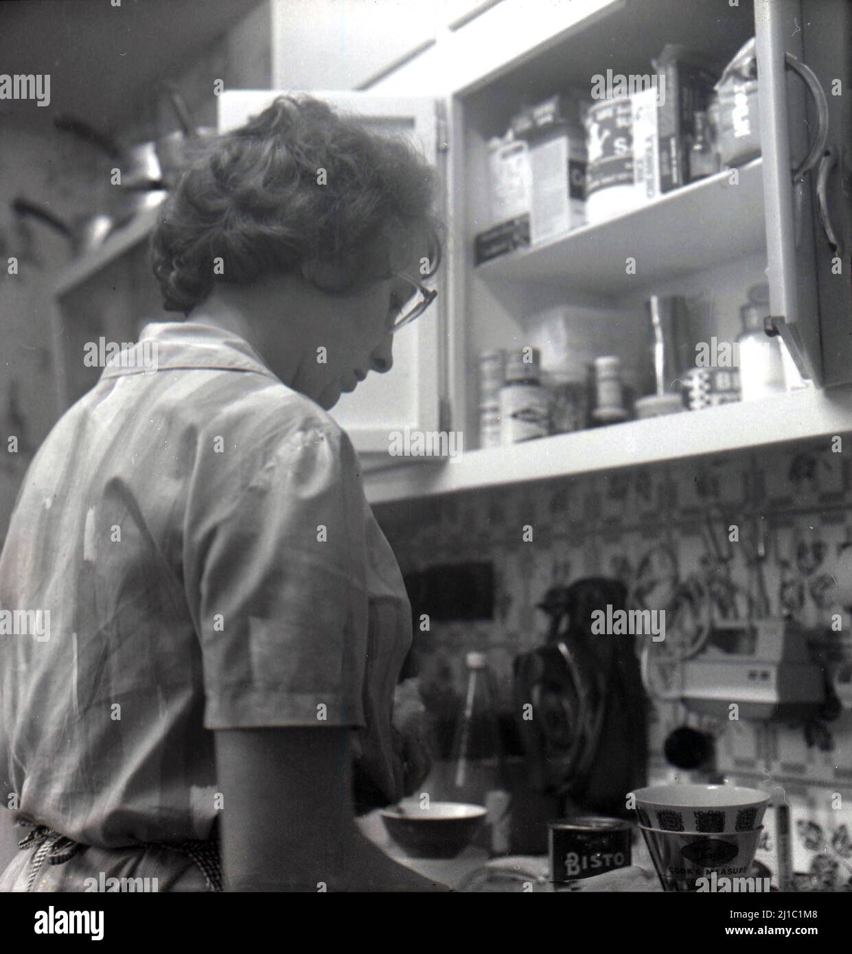 Woman in kitchen 1950s hi-res stock photography and images - Alamy