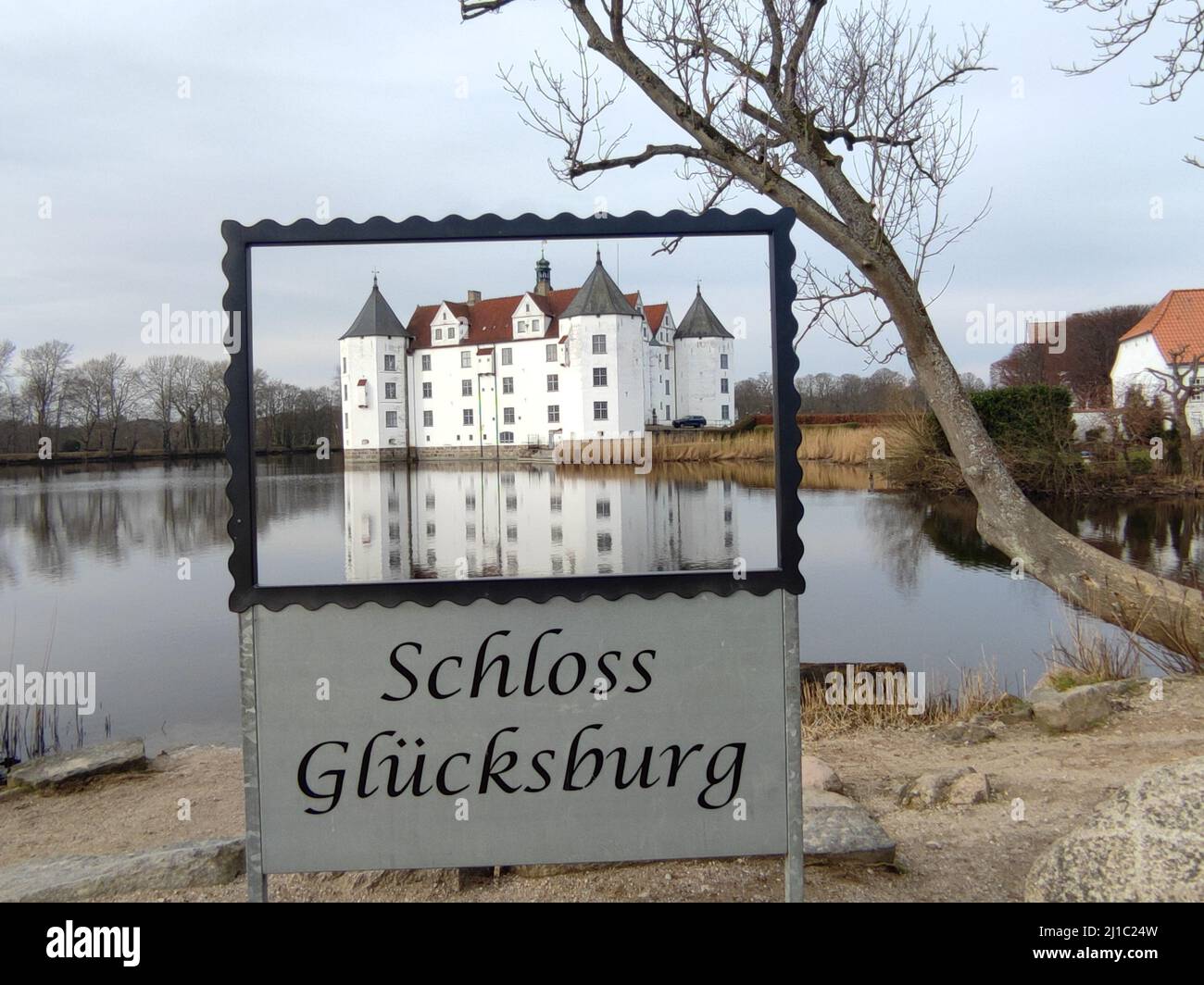 White building near lake hi-res stock photography and images - Alamy