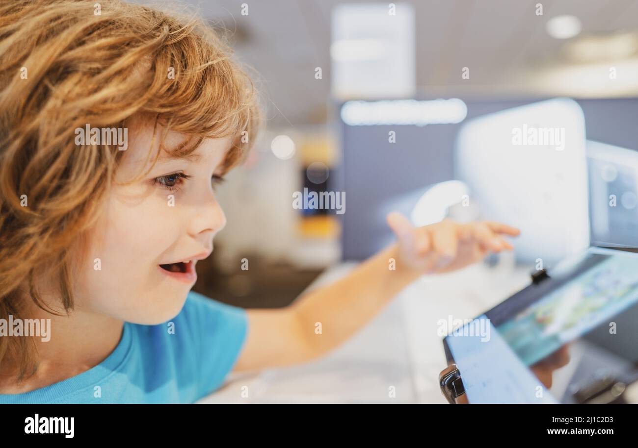 Electronic shop child hi-res stock photography and images - Alamy