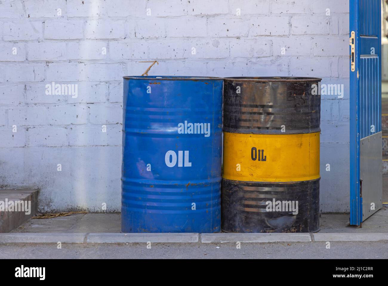 Metal oil barrels hi-res stock photography and images - Alamy