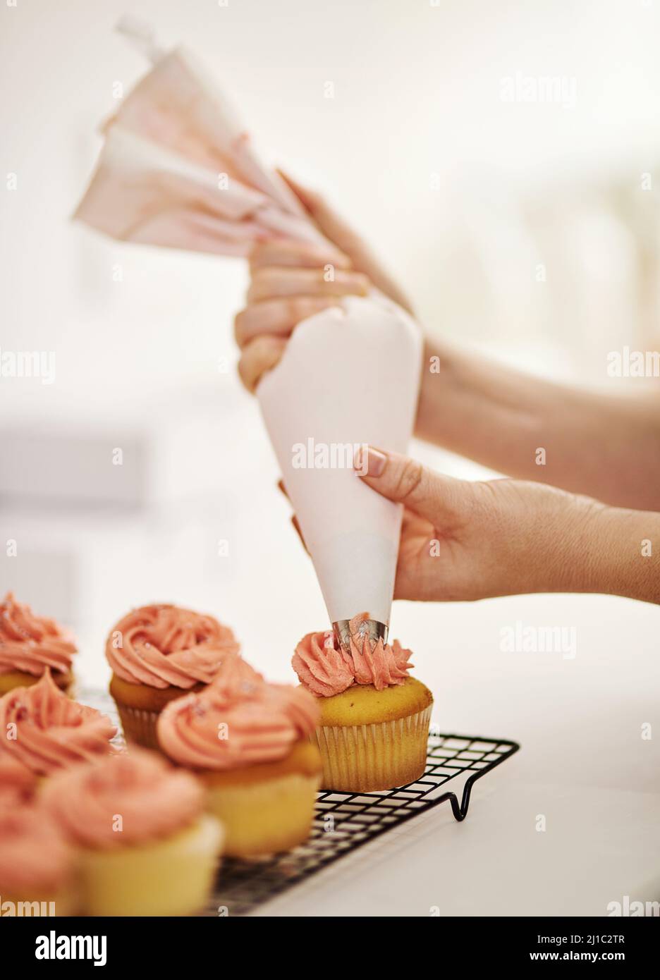 Piping icing hi-res stock photography and images - Alamy