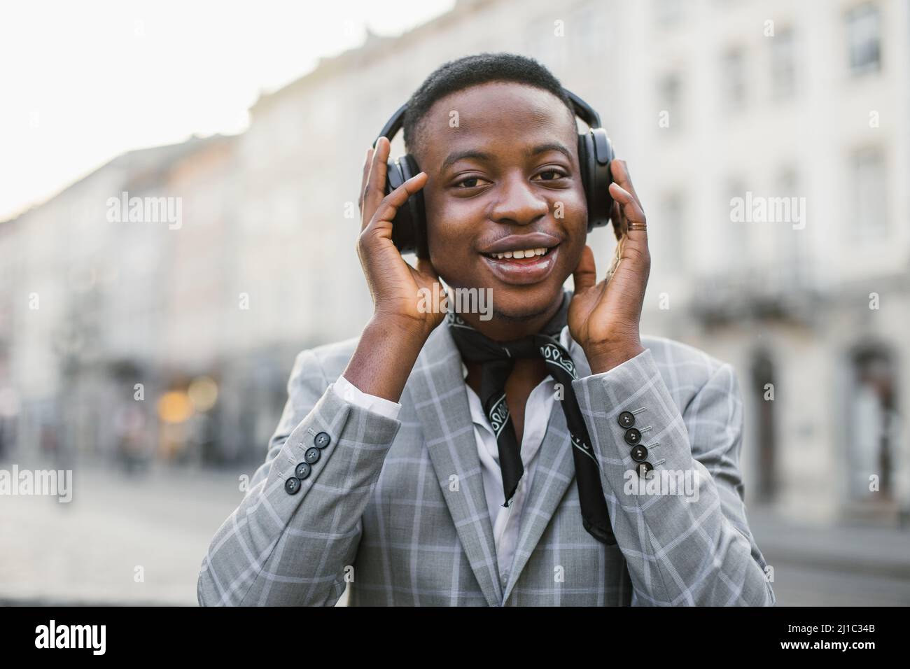 African suit headphones hi-res stock photography and images - Alamy