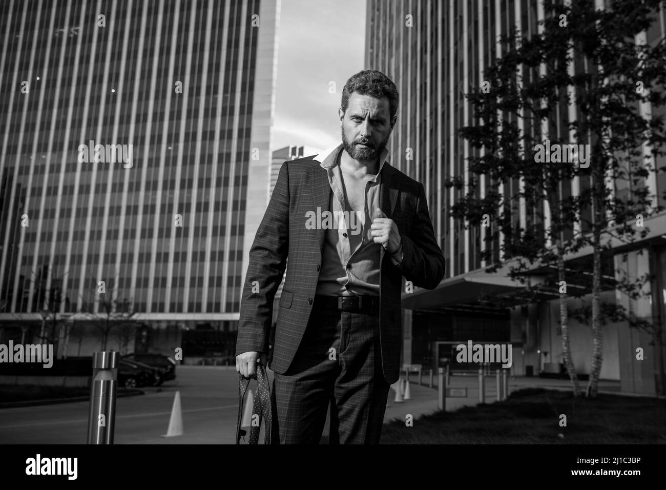 Angry businessman. Screaming furious business man getting mad. Bad ...