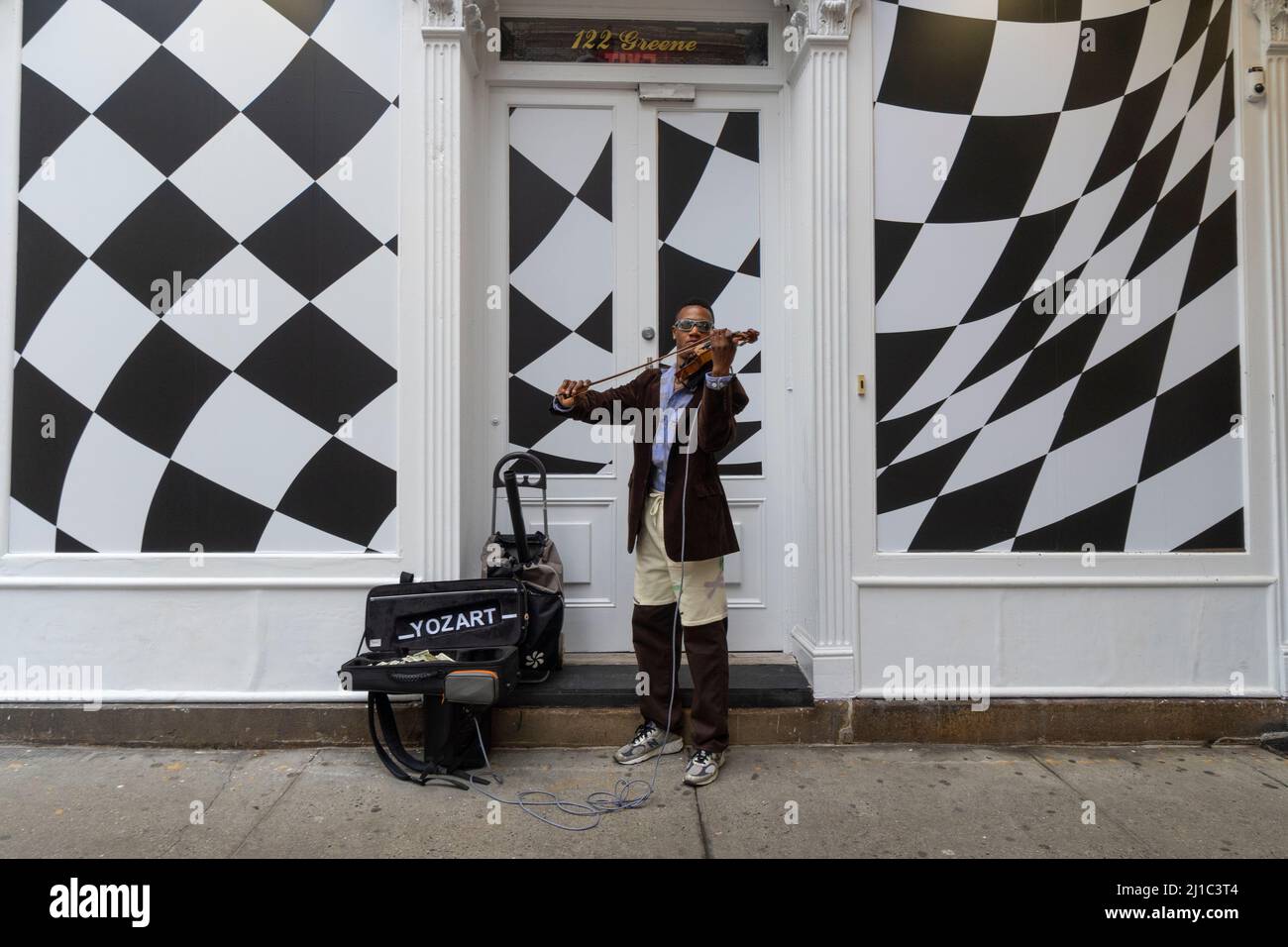 The violinist Sean Bennett performs on the street in Soho NYC Stock ...