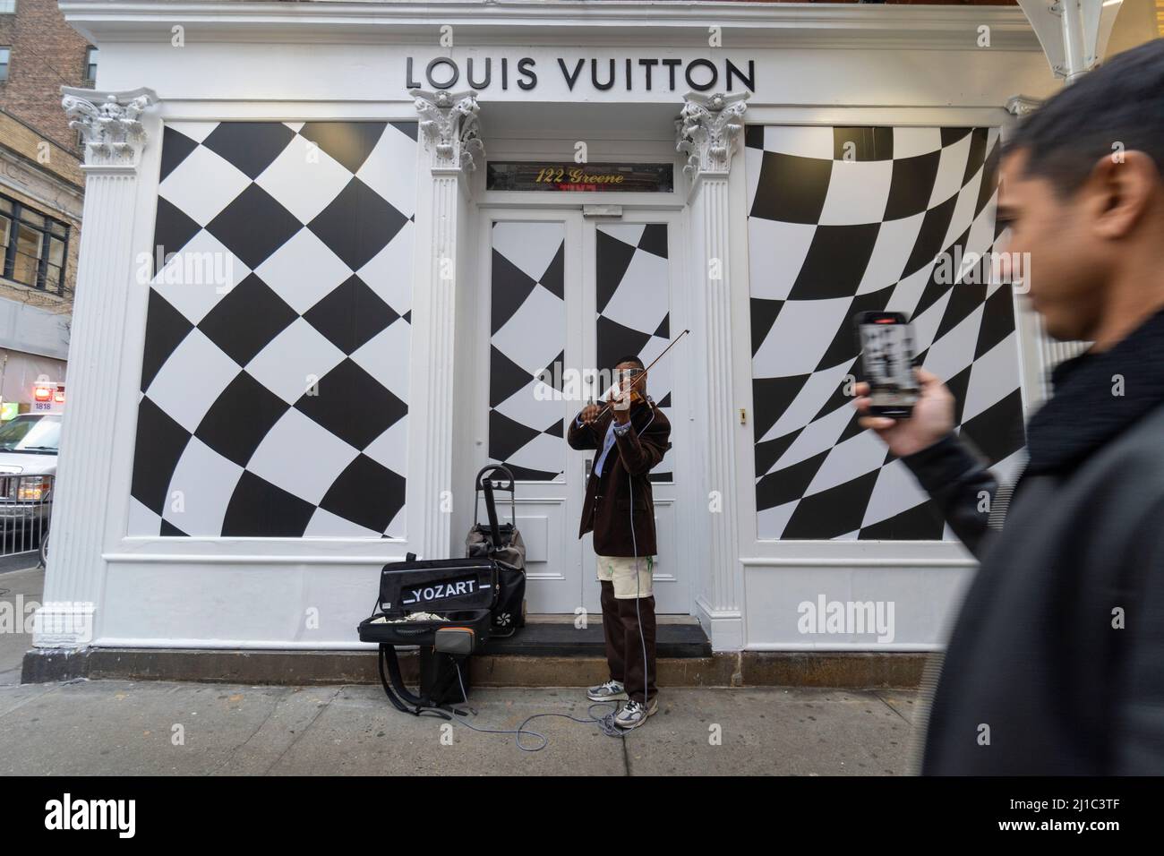 The violinist Sean Bennett performs on the street in Soho NYC Stock ...
