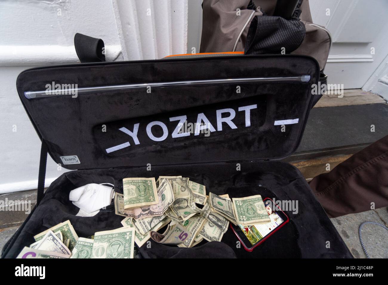 The violinist Sean Bennett performs on the street in Soho NYC Stock ...