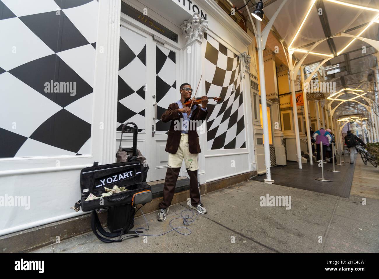 The violinist Sean Bennett performs on the street in Soho NYC Stock ...
