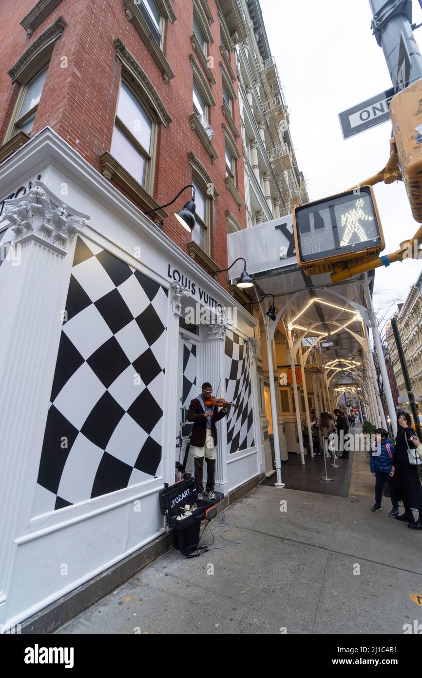 The violinist Sean Bennett performs on the street in Soho NYC Stock ...