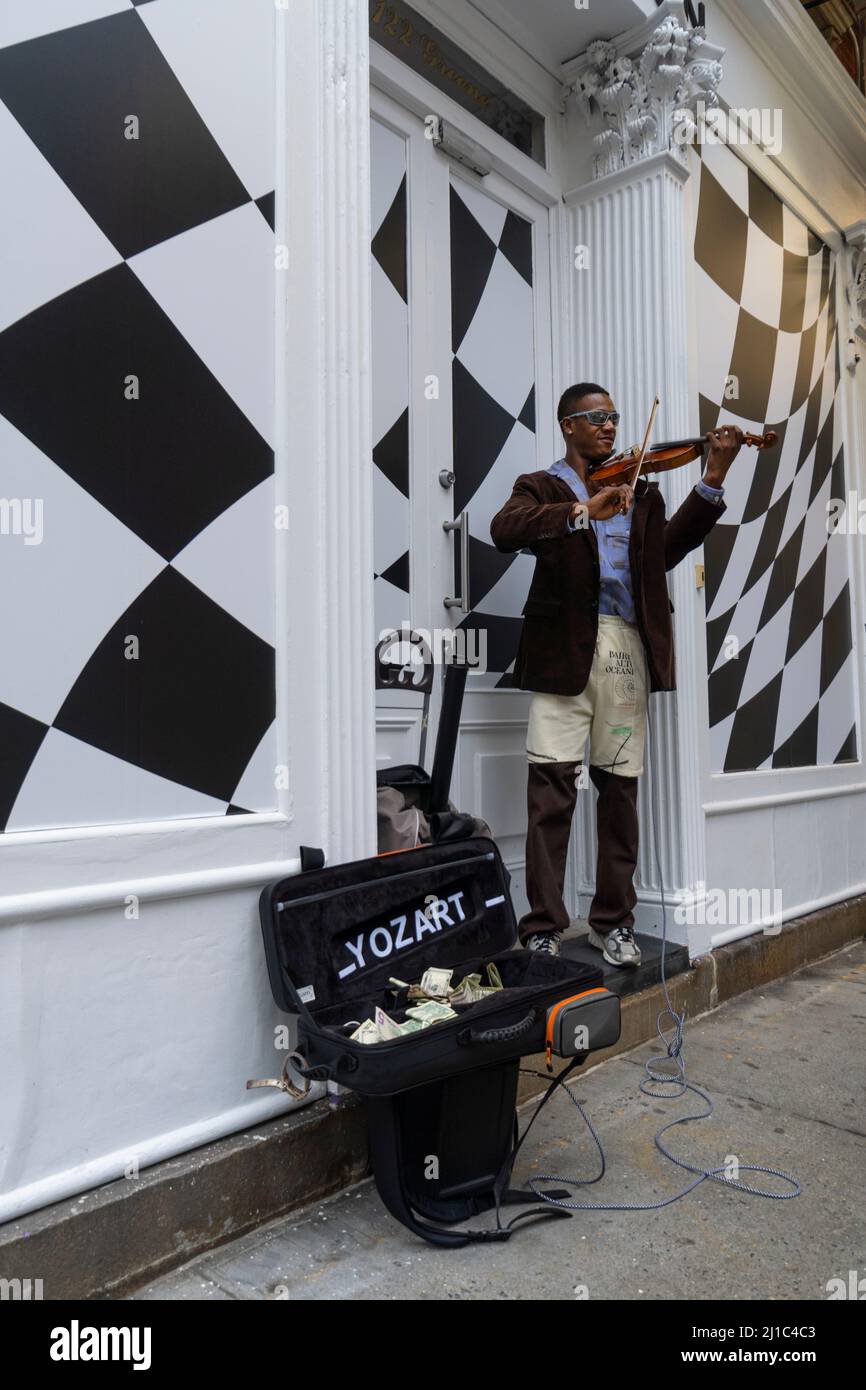 The violinist Sean Bennett performs on the street in Soho NYC Stock ...