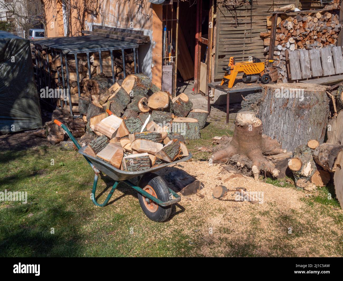 Split log building hi-res stock photography and images - Alamy