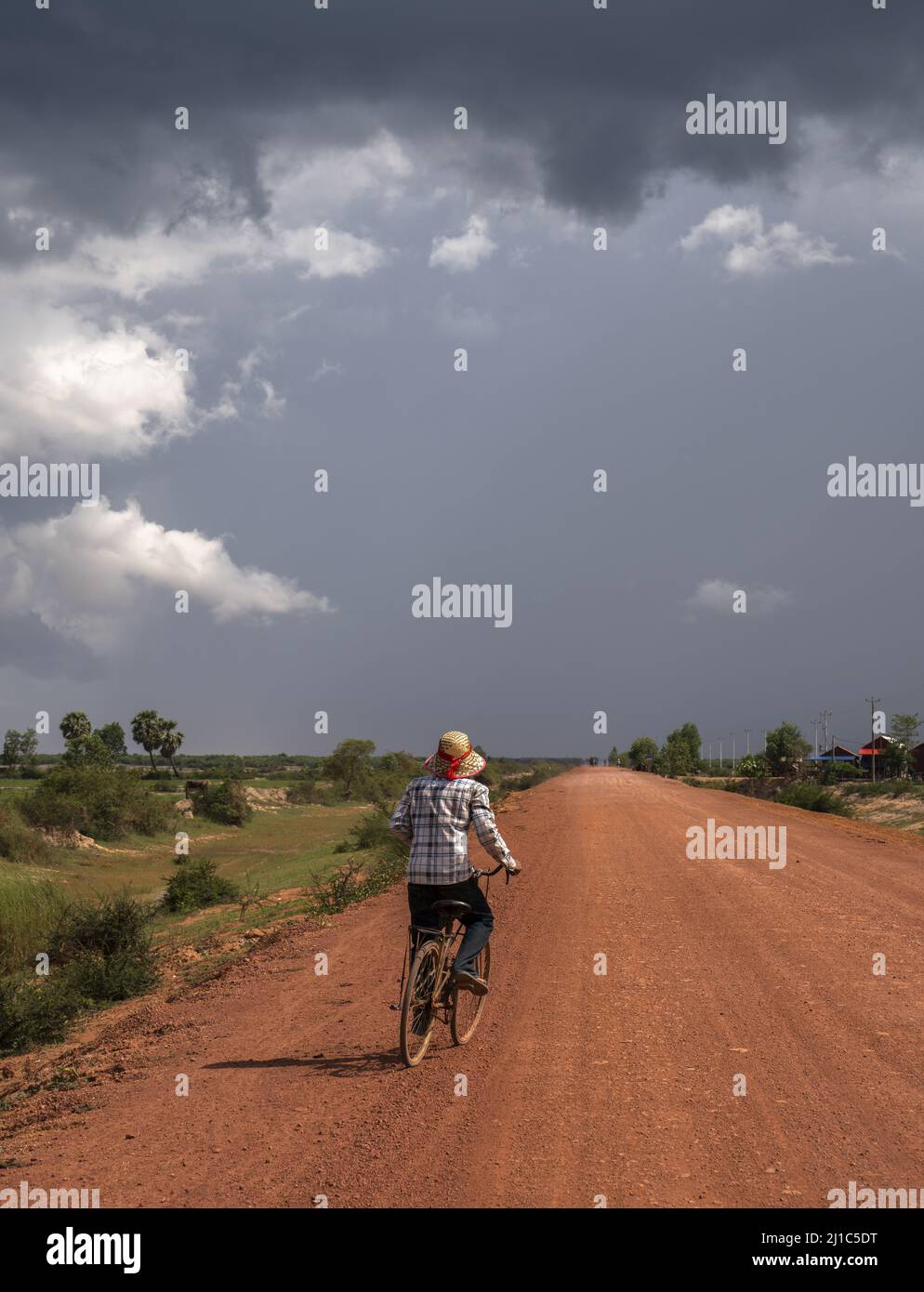 Person red bicycle from behind hi-res stock photography and images - Alamy