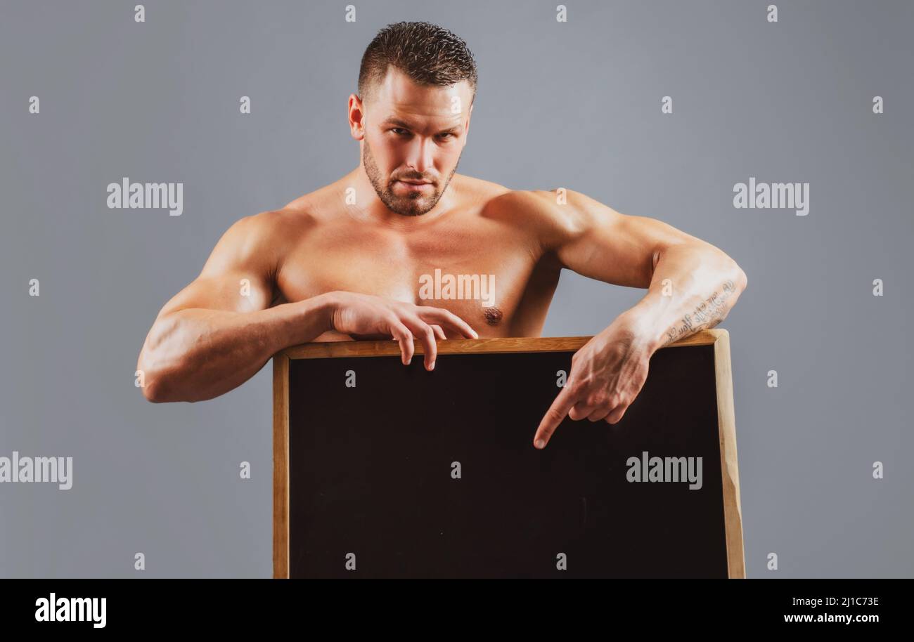 Fitness man with sign ad board. Strong bodybuilder macho holding blank ...