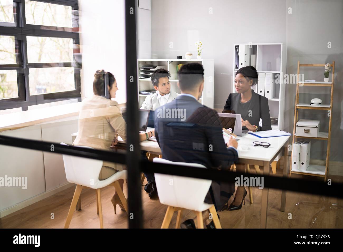 Office discussions hi-res stock photography and images - Alamy